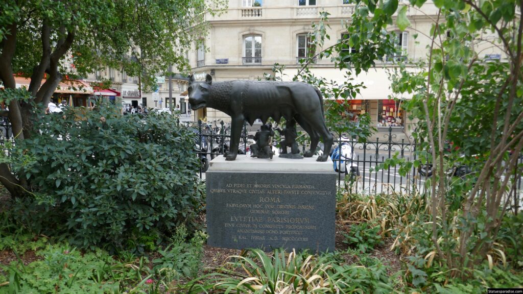 Statue of the Capitoline wolf – Statue de la louve du Capitole – Paris ...
