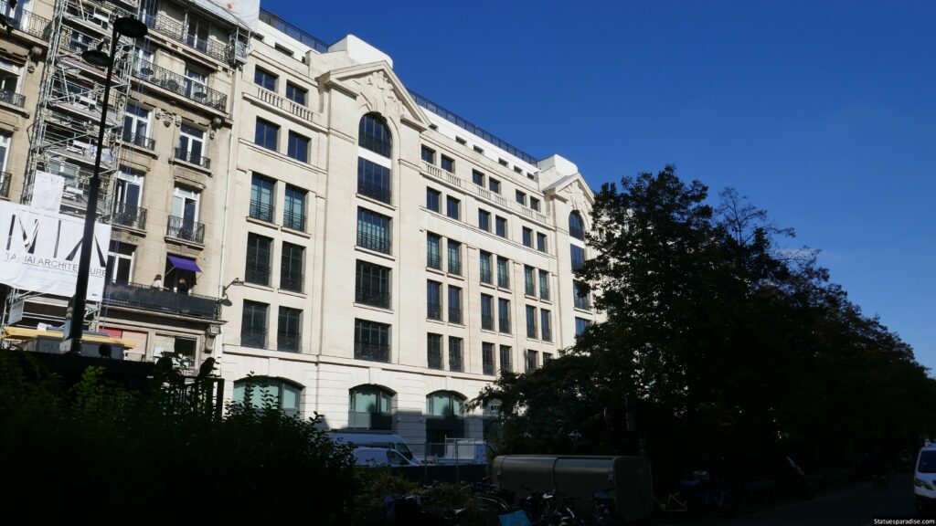 Bas-relief – Paris 100 rue Réaumur – Statues Paradise