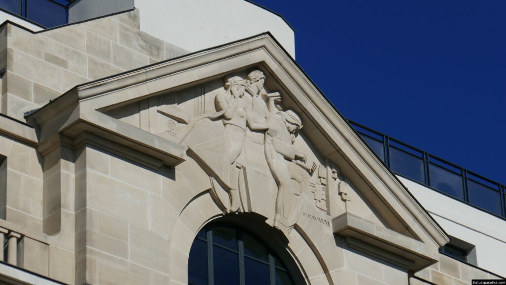 Bas-relief – Paris 100 rue Réaumur – Statues Paradise